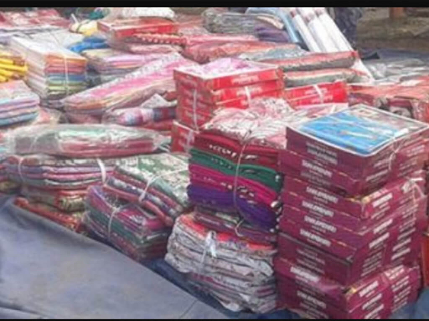 नागढुङ्गाबाट ठूलो परिमाणमा कपडा बरामद « Dainiki