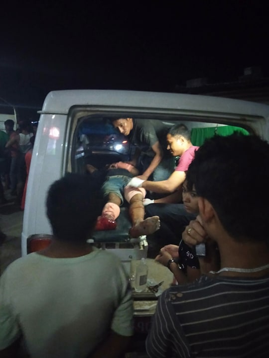 नुवाकोटको छहरेमा मान्छेलाई ठक्कर दिएर टिपर भाग्यो, दुई जनाको अवस्था गम्भीर - Dainiki Dainiki